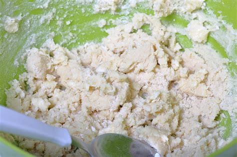 마 시 멜로 샌드위치를 만들기 위한 반죽은 용기에 놓여 있습니다 구운 식품에 대한 스톡 사진 및 기타 이미지 구운 식품 달콤한 음식 마시멜로 Istock