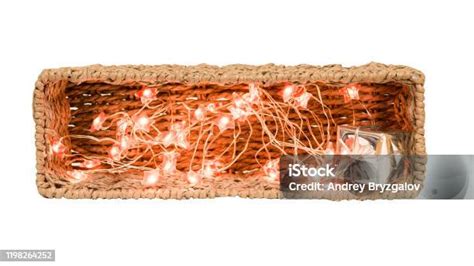 크리스마스 장식입니다 화환과 반짝이는 선물 상자로 내부에서 비추는 고리버들 바구니 흰색 배경에 격리 축제 인테리어의 주제 0명에 대한 스톡 사진 및 기타 이미지 Istock