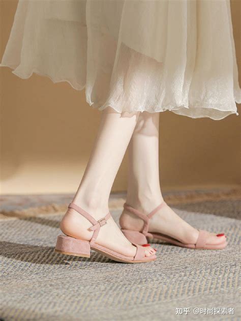 粉色凉鞋：让你瞬间变身仙女的时尚法宝！ 知乎