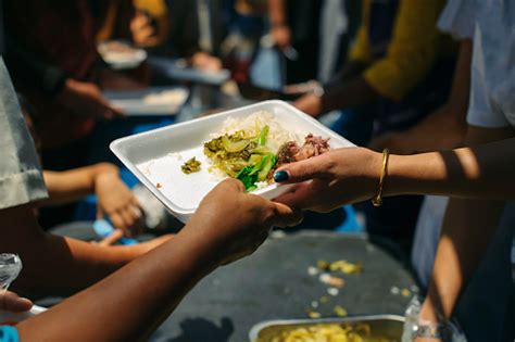 가난한 사람들의 기아 문제는 기아를 줄이기 위해 음식을 기증했습니다 세계의 식량 부족개념 가난한 사람들에게 사랑과 희망으로 음식을 기부 음식의 개념은 삶에 필수적입니다
