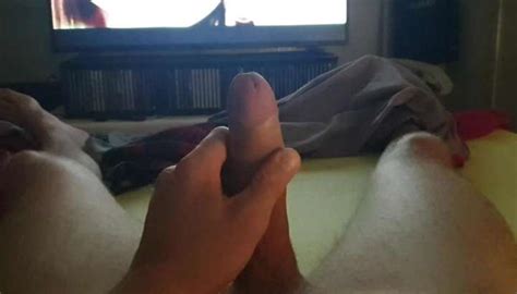Jarige Man Lekker Met Zen Mooie Pik Aan Et Spelen Voor De Tv Tnaflix Porn Videos