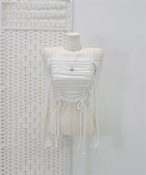 11할인섹시유니크발레코어여리핏체형보정댄스복힙 다이브 슬림핏 오프숄더 리본 끈 스트링 트임 언발 셔링 스모크 주름 크롭 긴팔티 에이블리