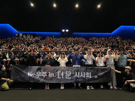 더 문 우주장면 다큐인가 생각될 정도