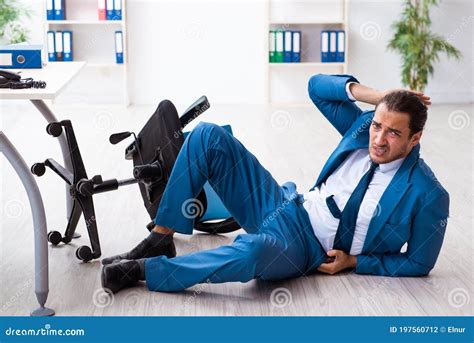 Jovem Trabalhador Do Sexo Masculino No Conceito De Acidente De Trabalho Foto De Stock Imagem