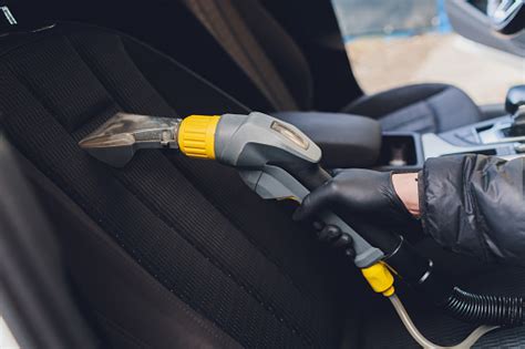 자동차 인테리어 섬유 시트 화학 청소 전문 추출 방법 이른 봄 청소 또는 일반 청소 남자에 대한 스톡 사진 및 기타 이미지 남자 모션 반짝이는 Istock