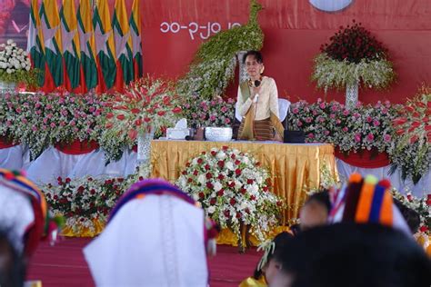 Dvb ဒေါ်အောင်ဆန်းစုကြည် ပြင်ဦးလွင်တွင် လူထုတွေ့ဆုံပွဲကျင်းပ ဓာတ်ပုံ