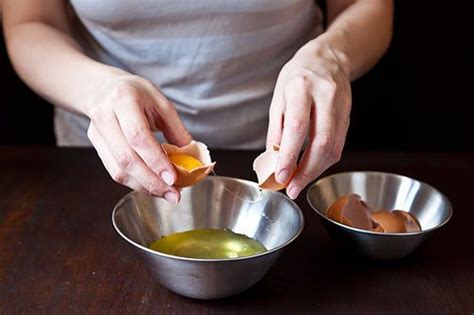 A Hands On Trick For Separating Eggs Video Cooking Basics Cooking Techniques Food