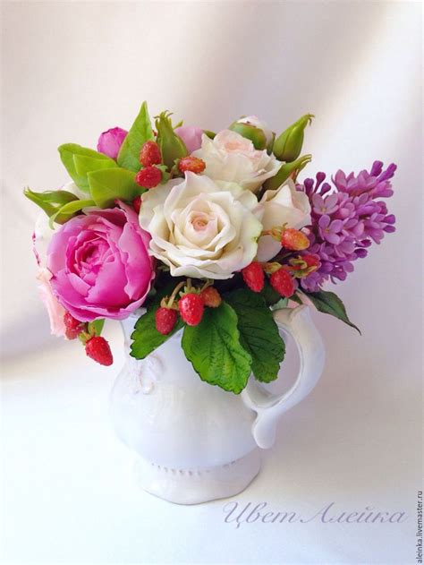 Букет с земляникой из холодного фарфора Красивые цветы Красивые розы Букет