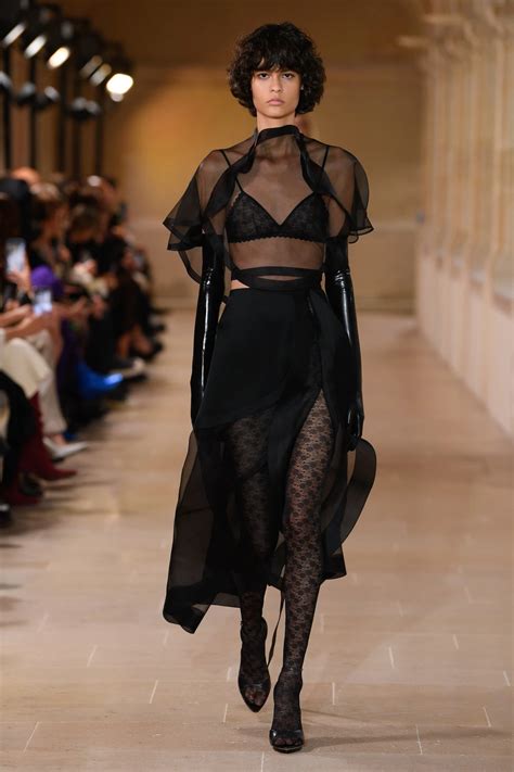 Гола сукня бралет — модний прийом цього літа Читайте на Ukr Net