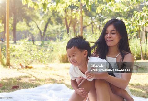 정원에서 그녀의 아기 아들과 함께 놀고 행복한 젊은 어머니 행복한 가족 개념입니다 가족에 대한 스톡 사진 및 기타 이미지