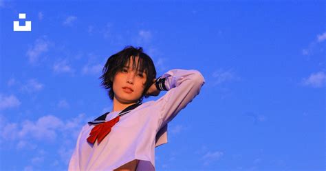 일본 교복을 입고 포즈를 취한 젊은이 사진 Unsplash의 무료 초상 이미지