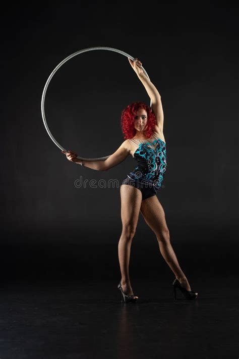 Artista Rojo De Sexo Femenino Hermoso Del Circo Del Pelo Con Un Aro