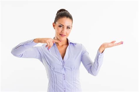 비즈니스 부과하는 앞에서 미소 짓는 젊은 여자 흰색 배경의 갈색 머리에 대한 스톡 사진 및 기타 이미지 갈색 머리 경영자 교육 Istock