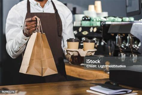 일회용 커피 컵과 카페에서 종이 가방 들고 아프리카계 미국인 바리의 자른 테이크아웃 음식에 대한 스톡 사진 및 기타 이미지 테이크아웃 음식 배달 커피 마실 것