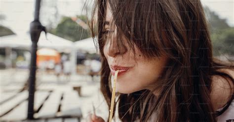 대나무 젓가락이 있는 판지 상자에서 야채와 함께 웍 국수를 먹는 세련된 힙스터 소녀 아시아 거리 음식 축제 테이크 아웃 종이