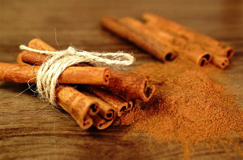 소박한 스타일에서 갈색 나무 바탕에 황 마 로프와 연결 되어 지상된 계 피 계 피 스틱 0명에 대한 스톡 사진 및 기타 이미지 0명 가루로 빻은 갈색 Istock