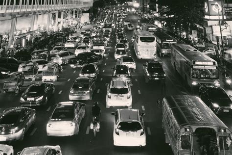 무료 이미지 검정색과 흰색 거리 차량 단색화 레인 중심지 흑백 사진 주거 지역 운송 수단 교통 혼잡
