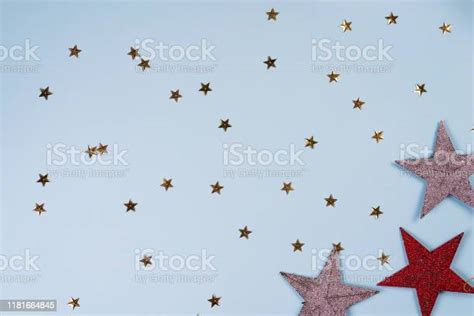 파란색 배경에 황금 은 빨간색 별으로 만든 크리스마스 패턴입니다 겨울 컨셉입니다 플랫 레이 0명에 대한 스톡 사진 및 기타 이미지 Istock