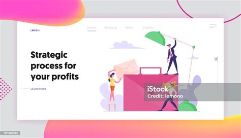 사무실 작업 및 파트너십 협력 웹 사이트 방문 페이지 기업인들은 종이 봉투 테이블 램프 및 압정 웹 페이지 배너와 함께 거대한