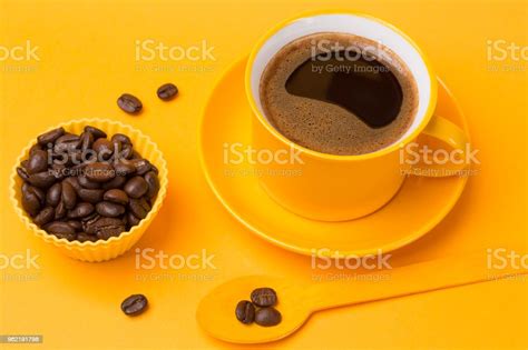 노란색 배경 다음 커피 콩에 거품으로 커피 한잔과 함께 노란색 컵 0명에 대한 스톡 사진 및 기타 이미지 0명 갈색 노랑 Istock