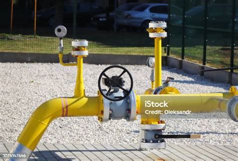 요소 가스 높은 및 중간 압력 라인 울타리의 표면에 노란색 전송 파이프 자연 압축 연료 규제 공급 시스템입니다 액세스 오버랩 밸브 그리고 압력 센서입니다 0명에 대한 스톡