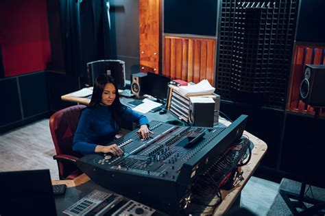 스튜디오에서 믹싱 사운드 보드를 작업 하는 여성 음악 프로듀서 스포츠에 대한 스톡 사진 및 기타 이미지 스포츠 장내 방송 설비 전문 기술 Istock