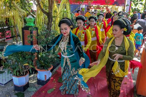 Wisuda Sinden Di Nganjuk Antara Foto Wisuda Sinden Di Nganjuk Antara Foto
