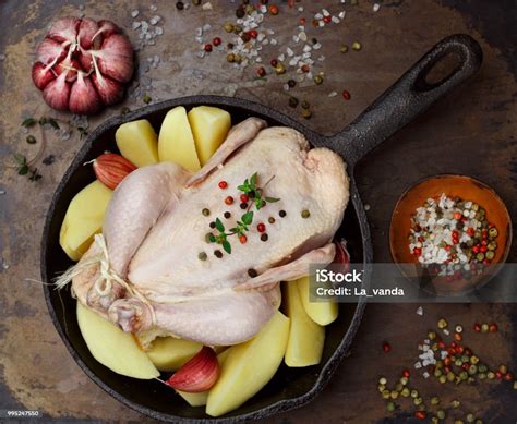 감자 마늘 백 리 향 향신료 와 원시 전체 농장 닭은 무 쇠 팬에 굽고 준비 가금류에 대한 스톡 사진 및 기타 이미지 Istock