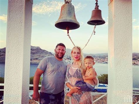 КЕФ Антония Петрова избяга от софийските дъждове на Тасос СНИМКИ Информационна агенция ПИК