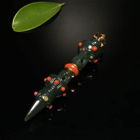 青玉的一片翠綠撞上南紅的一抹火紅降魔金剛杵 每日頭條