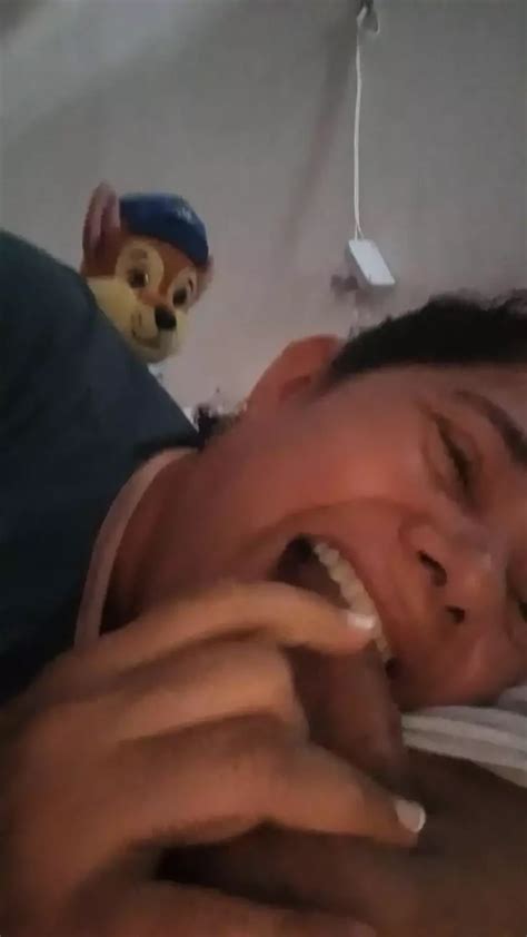 私のふしだらな女のガールフレンドは、おいしい潮吹きアマチュア従順な奴隷として私のボール、ディープスロート、ハードアナルセックスを吸うのが大好き