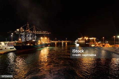 국제 항만 운송 및 물류 하역에 정박한 컨테이너 선박의 야간 보기 0명에 대한 스톡 사진 및 기타 이미지 0명 건설 기계류 계류 Istock