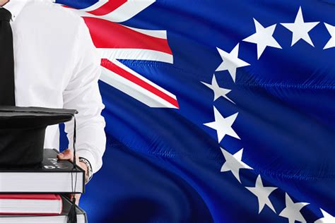 성공적인 학생 교육 개념입니다 책과 졸업 모자를 통해 쿡 제도 국기 배경 교사 교육 관련 직업에 대한 스톡 사진 및 기타 이미지 교사 교육 관련 직업 교육 기