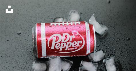 얼음 조각 위에 앉아있는 소다 캔 사진 Unsplash의 무료 이탈리아 이미지