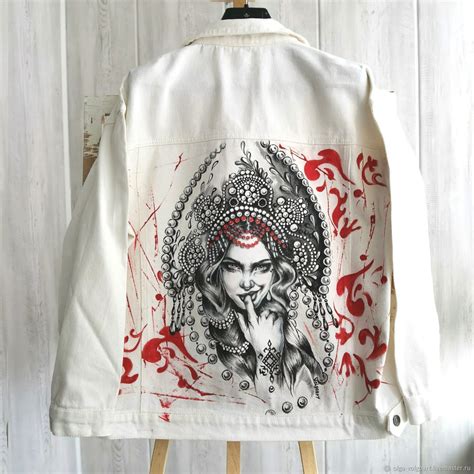 Белая джинсовая оверсайз куртка с рисунком Ручная работа кастомизация на заказ в интернет