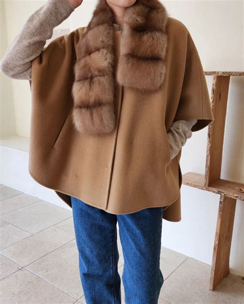 Browns 24 Fw 9282 Jk 베이지 브라운 프리사이즈 울 100 핸드메이드 돌먼실루엣 케이프디자인 라운드쉐입 언발런스기장차 백플리츠디자인 라운드네크라인 프론트