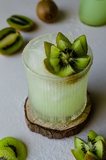 추운 여름 음료 키위 음료 조리법 알코올 칵테일 레몬 또는 민트 및 신선한 키위 음료 개념 키위에 대한 스톡 사진 및 기타 이미지 Istock