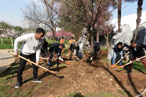 留学生参加“拥抱春天 播种绿色”植树节活动 国际教育学院