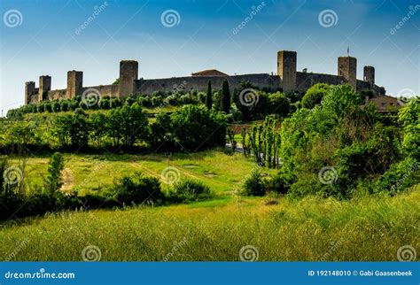 Monteriggioni Antiguo Muro De Pueblo En Italia Foto De Archivo Imagen