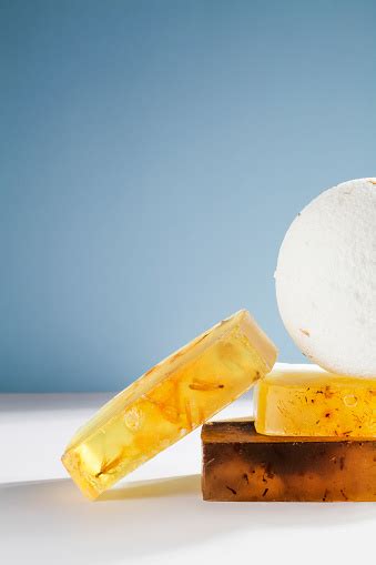 흰색과 파란색 배경에 목욕 폭탄과 수제 비누 정물 휴식 웰빙 개념 복사 공간을 복사합니다 스킨케어 스타일 스파용 뷰티 아이템