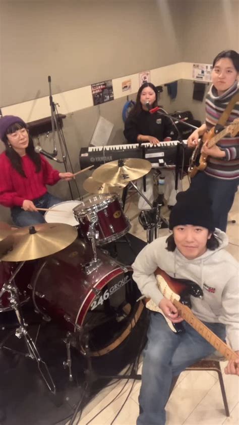 地球から2ミリ浮いてる人たち From2earth • Instagram Photos And Videos