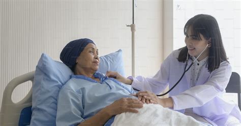 화학 요법 상담 후 머리 스카프를 착용하고 병원에서 의사를 방문하는 암 환자 여성 사진 Unsplash의 병원 이미지