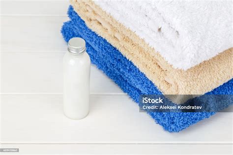 흰색 나무 바탕에 샴푸의 한 작은 병 3 수건 건조한에 대한 스톡 사진 및 기타 이미지 건조한 구멍이 많은 깨끗한 Istock