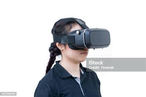 가상 현실 헤드셋 흰색 절연을 사용 하 여 젊은 캐주얼 여성 3차원 형태에 대한 스톡 사진 및 기타 이미지 3차원 형태 Brand Name Video Game 가상