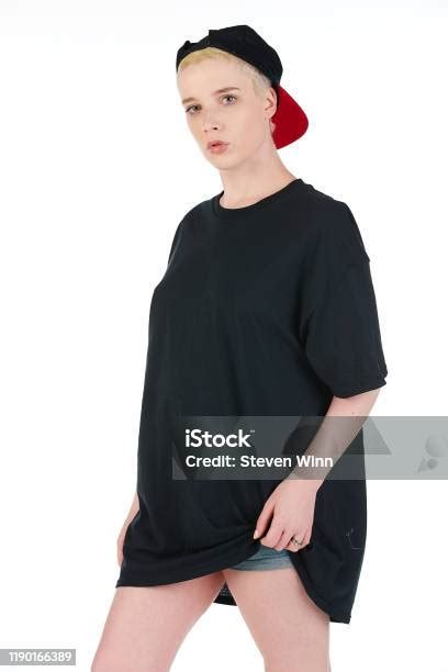 빈 검은 색 티셔츠와 러닝 쇼츠를 입은 복고풍 스타일의 스포츠 모델이 야구 모자와 함께 매치했습니다 1980 1989 년에 대한 스톡 사진 및 기타 이미지 Istock
