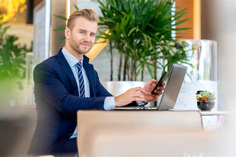 행복과 초점 Successsful 비즈니스 아이디어 개념과 노트북 및 스마트 폰 통신 작업 정장 스마트 백인 사업가 경영자에 대한 스톡 사진 및 기타 이미지 Istock