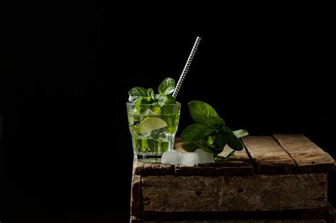 검은 배경에 라임 얼음 조각 민트가 있는 모히토 칵테일 공간을 복사합니다 소박한 테이블에 모히토 칵테일 회색 돌 배경에 모히토 0명에 대한 스톡 사진 및 기타 이미지