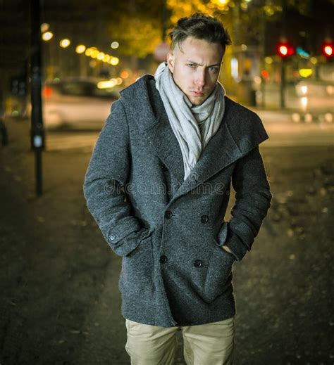 Hombre Joven De Moda Hermoso Coloc Ndose En Una Acera En La Noche Foto De Archivo Imagen De