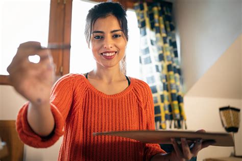 예술가의 팔레트와 페인트 브러시를 들고 있는 여성 미술 학생의 초상화 30 34세에 대한 스톡 사진 및 기타 이미지 30 34세 Diy 가정의 방 Istock