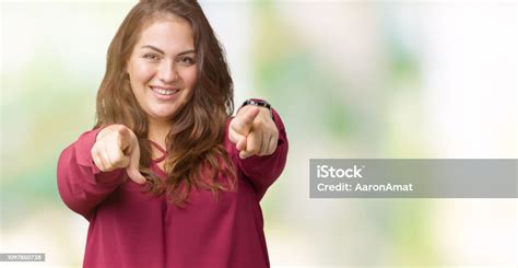 격리를 통해 아름 다운 플러스 크기 젊은 여자 배경 당신에 게 패 니 얼과 손가락으로 카메라 긍정적이 고 밝은 미소 가리키기에